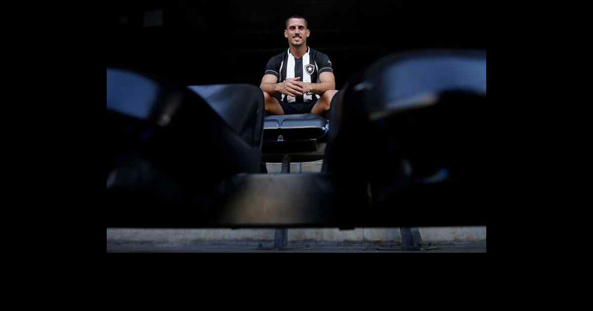 Gabriel Pires fala porque escolheu o Botafogo e analisa as críticas